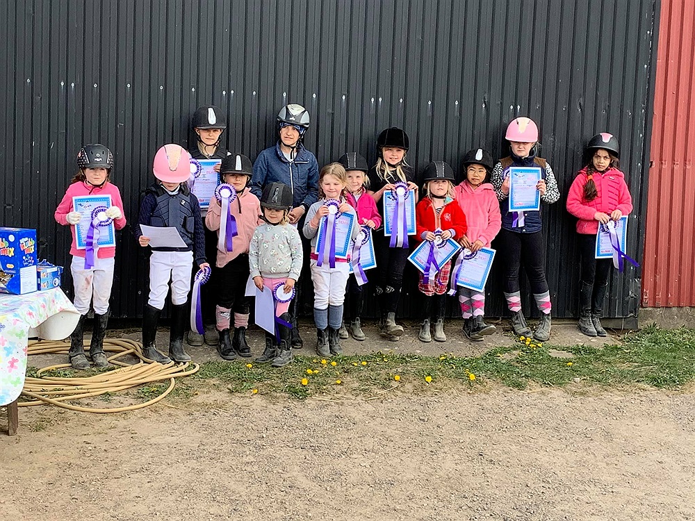 VÄLKOMMEN TILL RIDSKOLAN / Åkerslätts Ryttarförening - Jeanettes ...